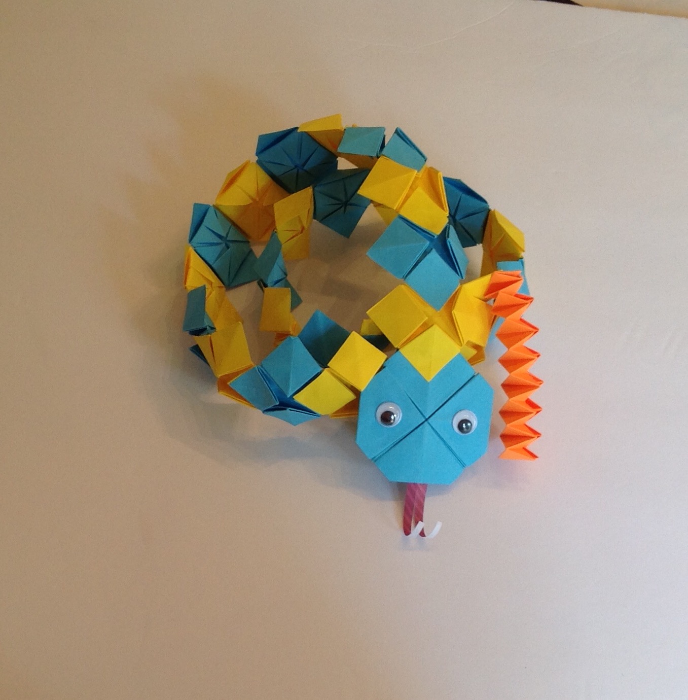 How to Fold An Articulated Origami Snake – Detective Gluck